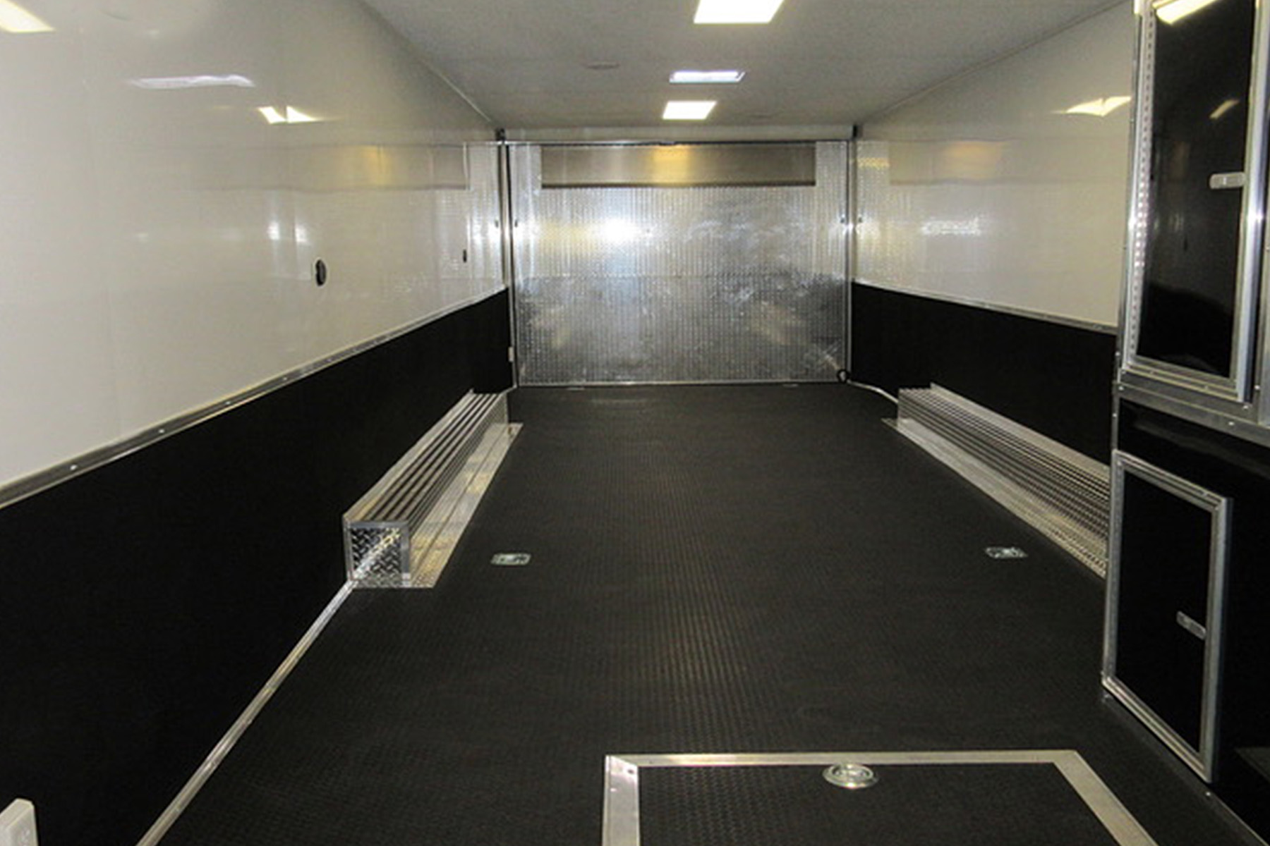 Rig Of The Month: 34′ Vintage Pro Stock Trailer with Full Bath