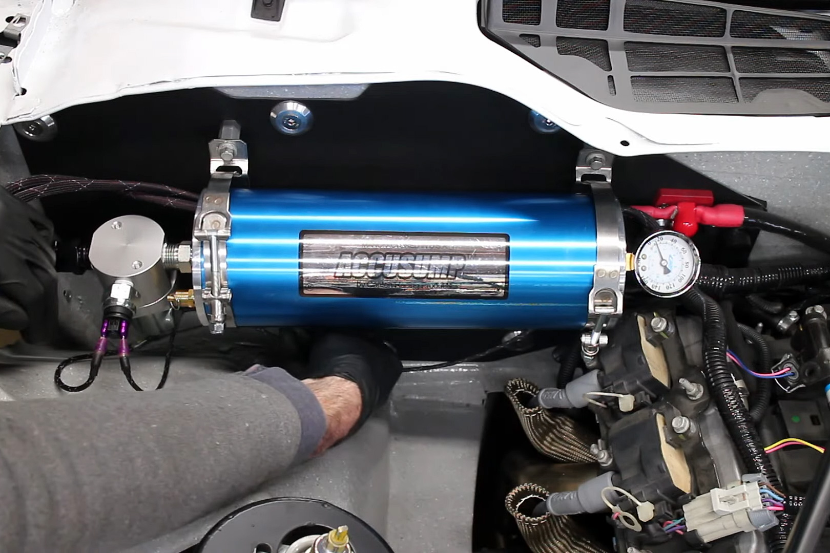 Video: Installing A Canton Racing Accusump Oil Accumulator